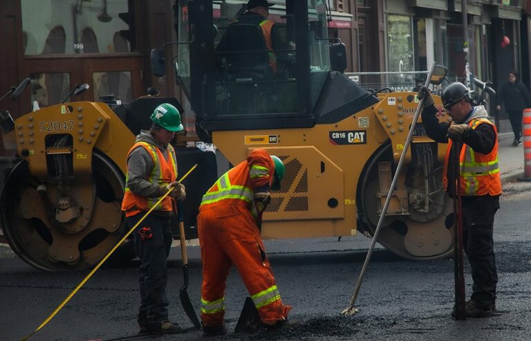 Bitumen vs Asphalt: What Sets Them Apart in Road Construction | Rua ...