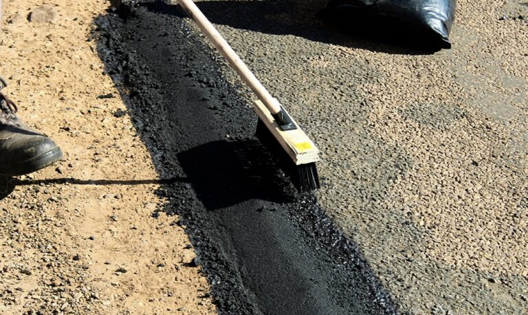 Bitumen vs Asphalt: What Sets Them Apart in Road Construction | Rua ...